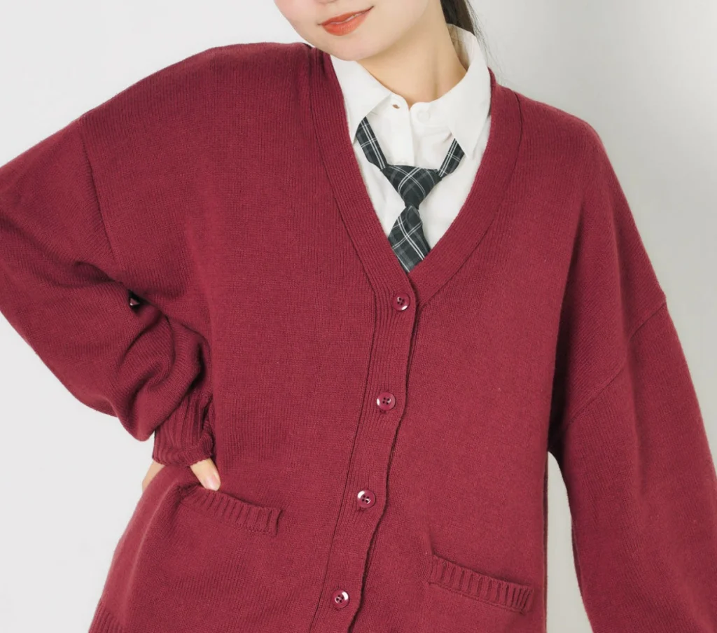 制服に赤色カーディガンで魅力度アップ！注目のおすすめアイテムを厳選紹介！ | 制服スタイル